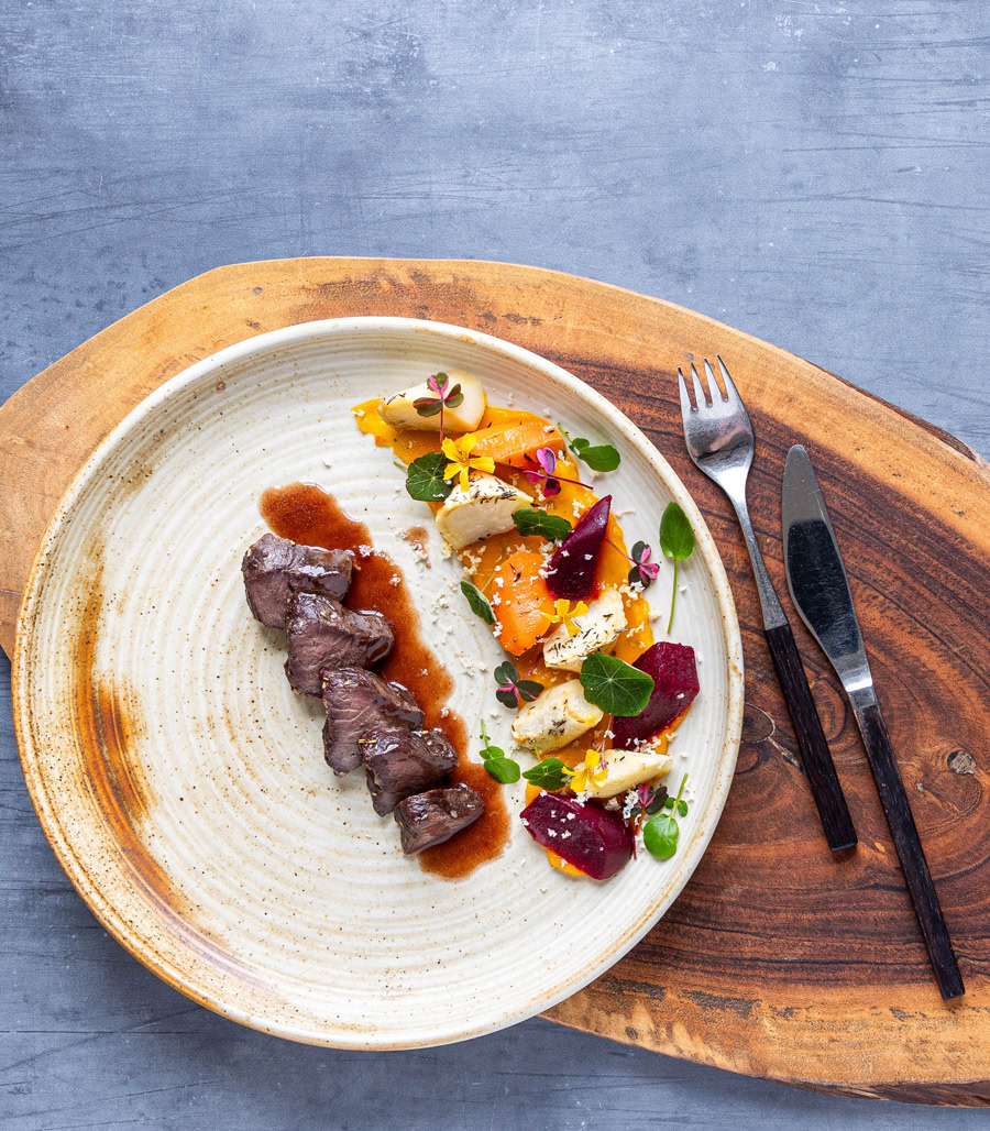 Krondyrfilet opskrift med lækker vildtsauce og ovnbagte rodfrugter
